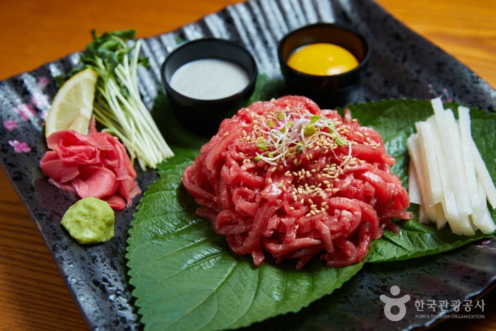 Yeoneo, Yiyagi, and Yukhoe (연어이야기&육회) : VISITKOREA