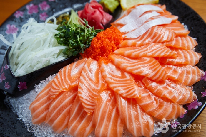 Yeoneo, Yiyagi, and Yukhoe (연어이야기&육회) : VISITKOREA