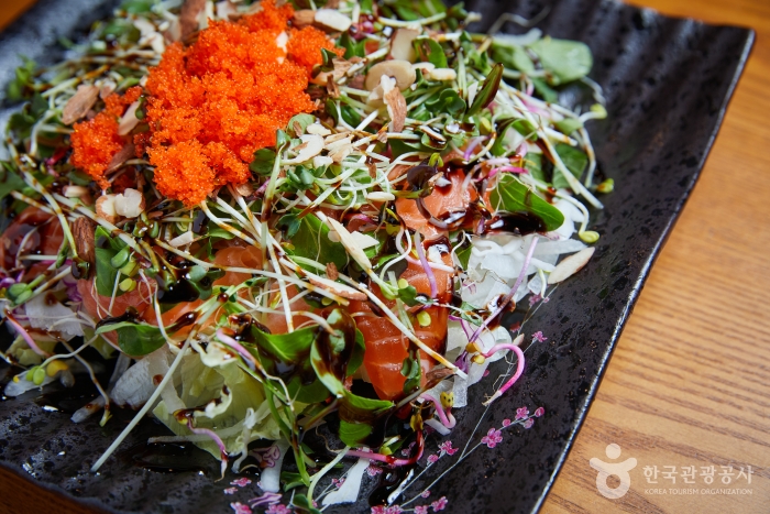 Yeoneo, Yiyagi, and Yukhoe (연어이야기&육회) : VISITKOREA