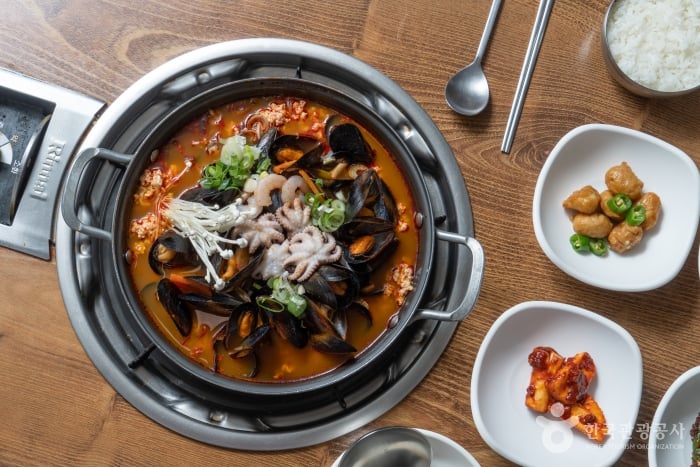 Sonamujip Chodang Sundubu (소나무집초당순두부)- VISITKOREA